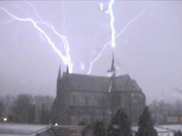 18+ Er Was Een Donder Een Bliksem